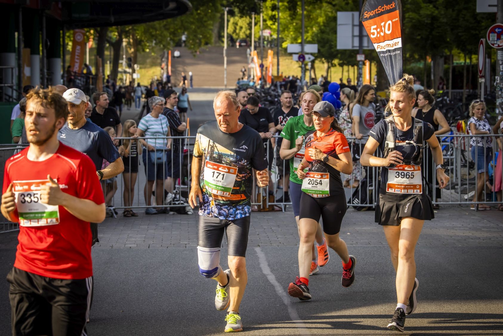 Bilder aus dem Ziel beim B2Run Bremen 2022#gemeinsamaktiv