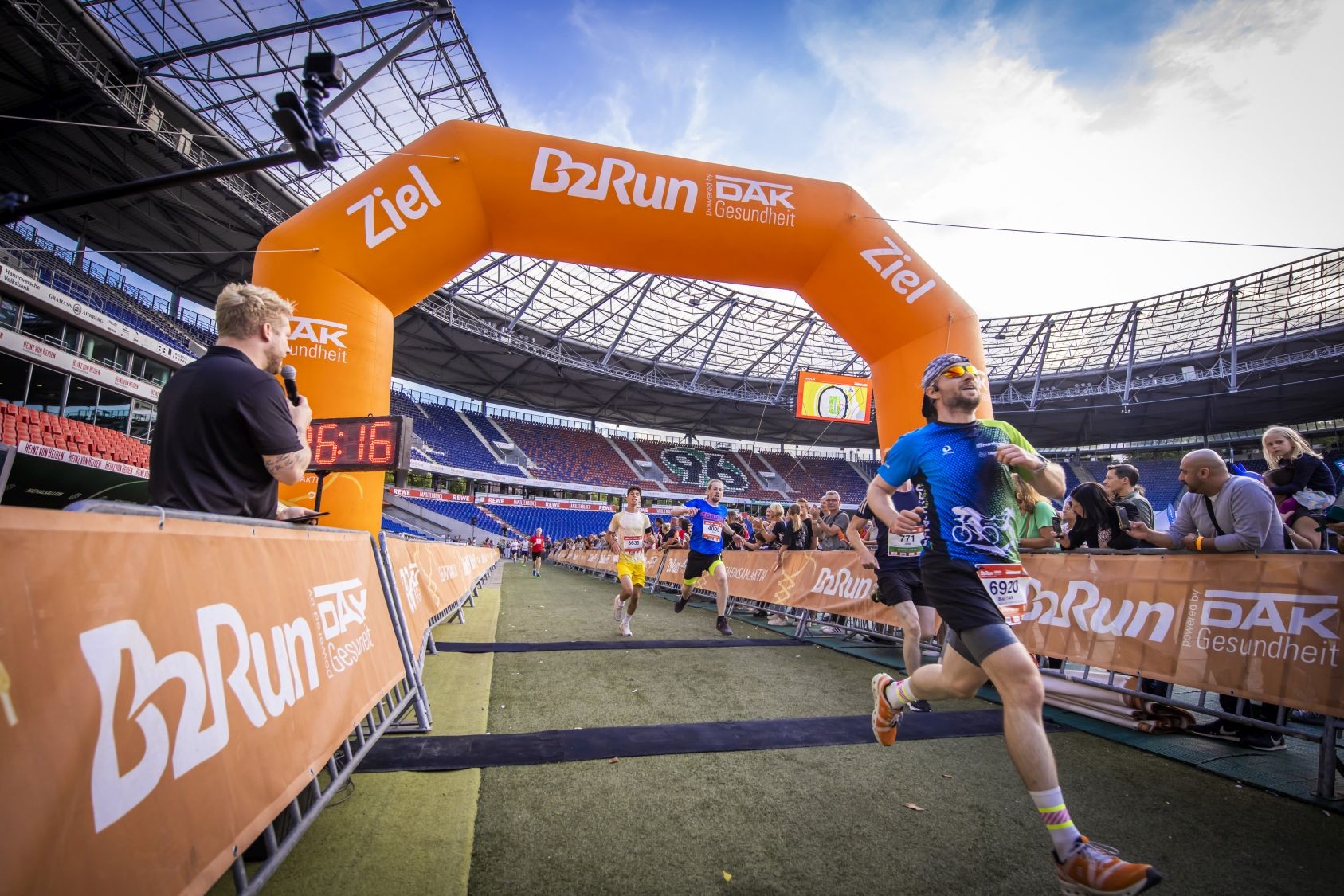 Bilder vom Zieleinlauf beim B2Run Hannover 2022 #gemeinsamaktiv